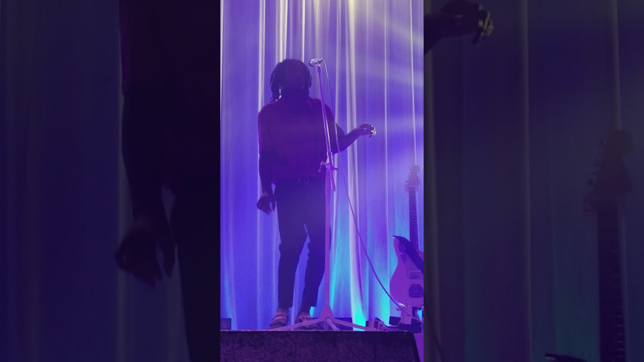 Daniel Caesar Live - Neu Roses - YouTube