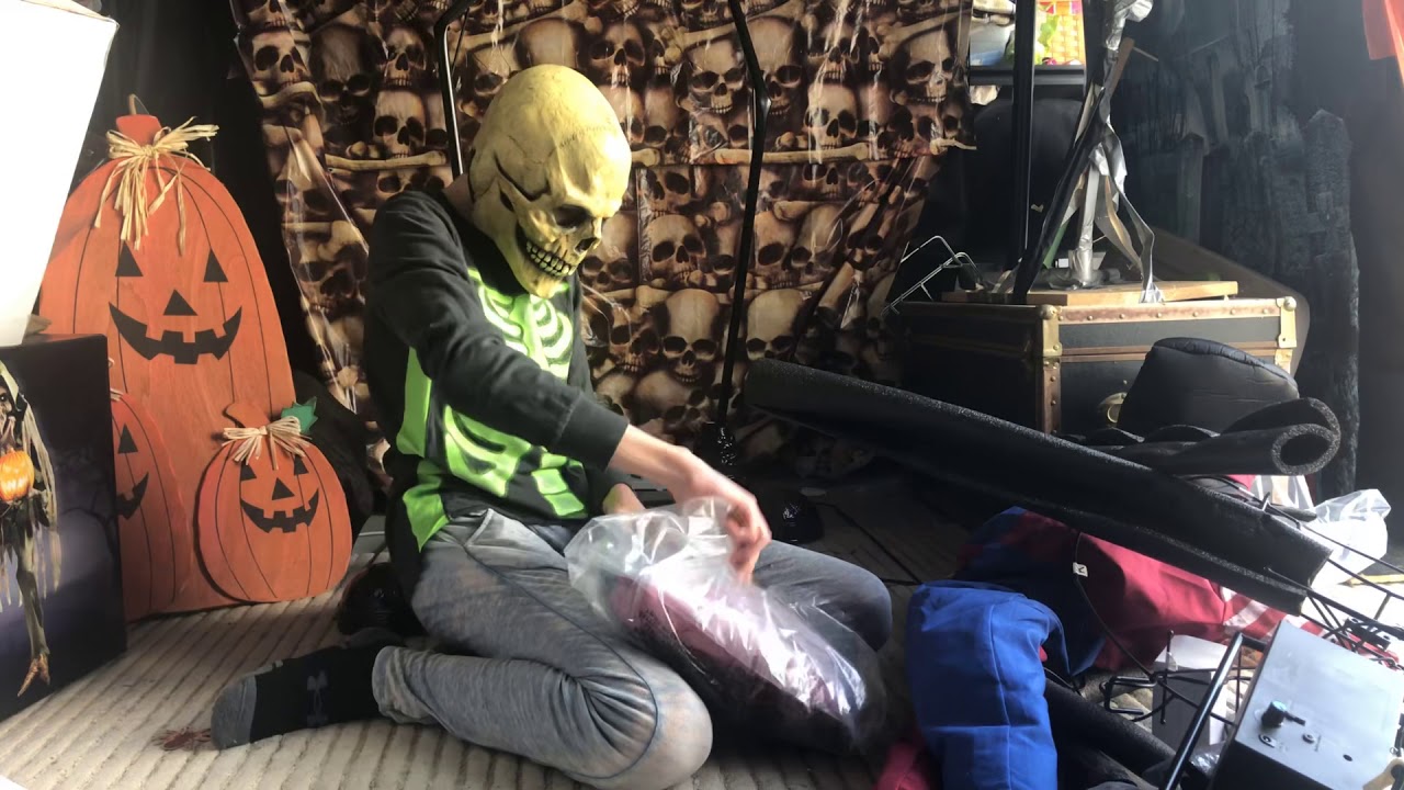 Seasonal visions (2019) Rotten ringmaster with caged clown, unboxing ...