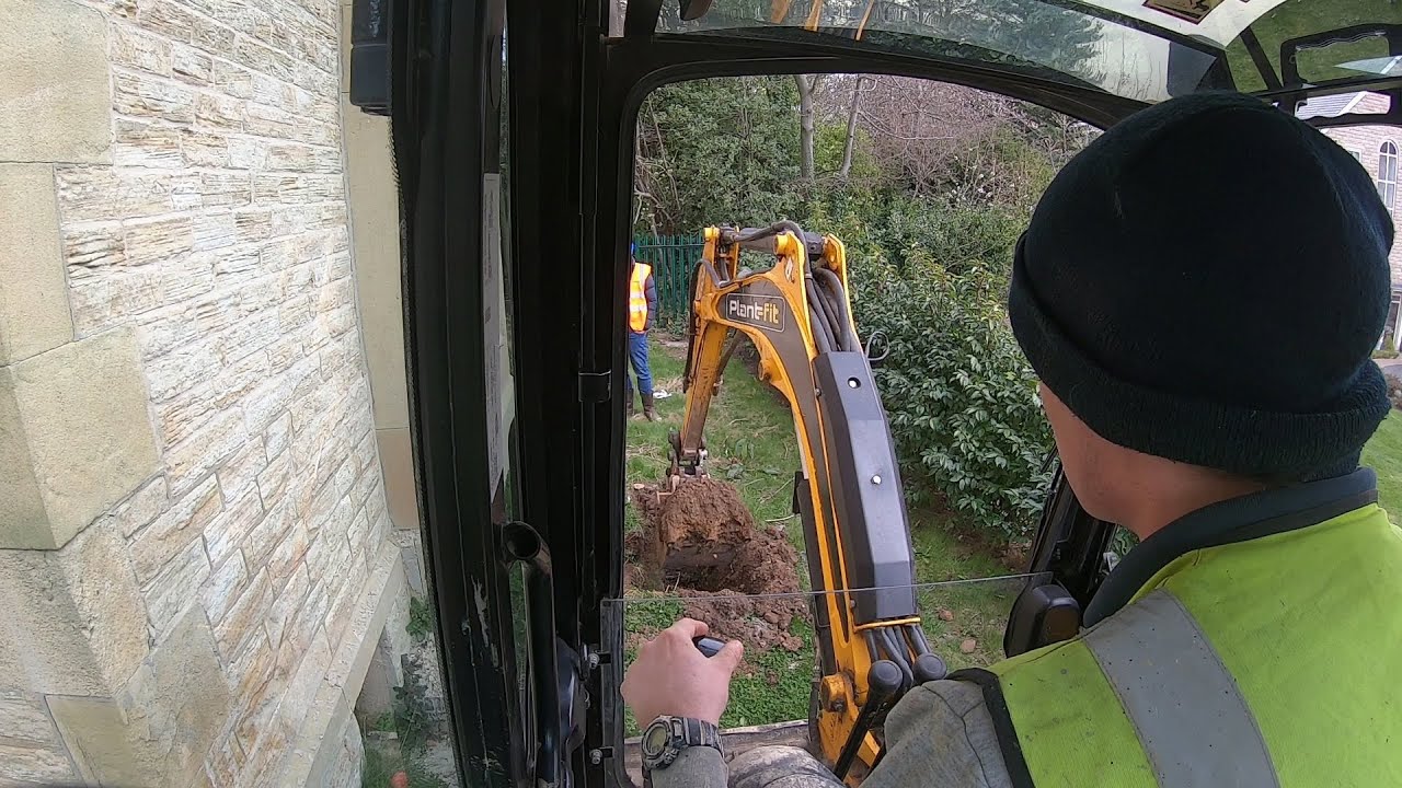 Digging a Trial Hole with a JCB - YouTube