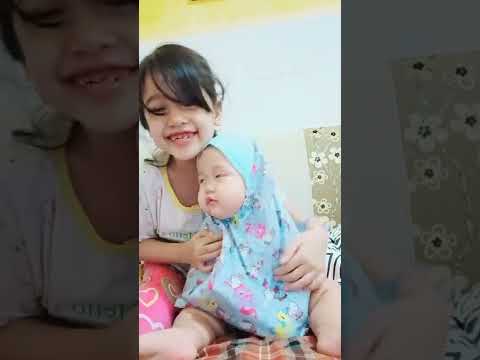 Adenk Ajeng Pakai Jilbab Tumpah Dehh Pipi Tembemnya//Bayi Lucu/Baby Funny...