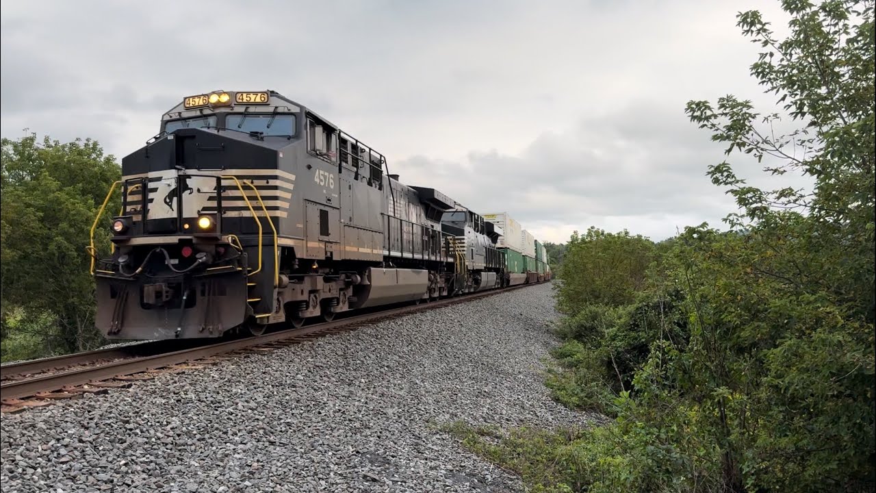 NS 4576 leads NS 265 with a very nice K5LA - YouTube
