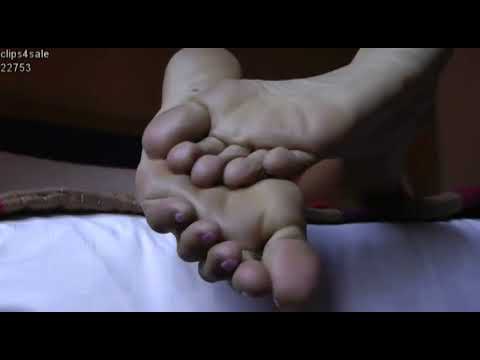 Indian girl, Priya - Sexy feet with long toes, in pose rubbing