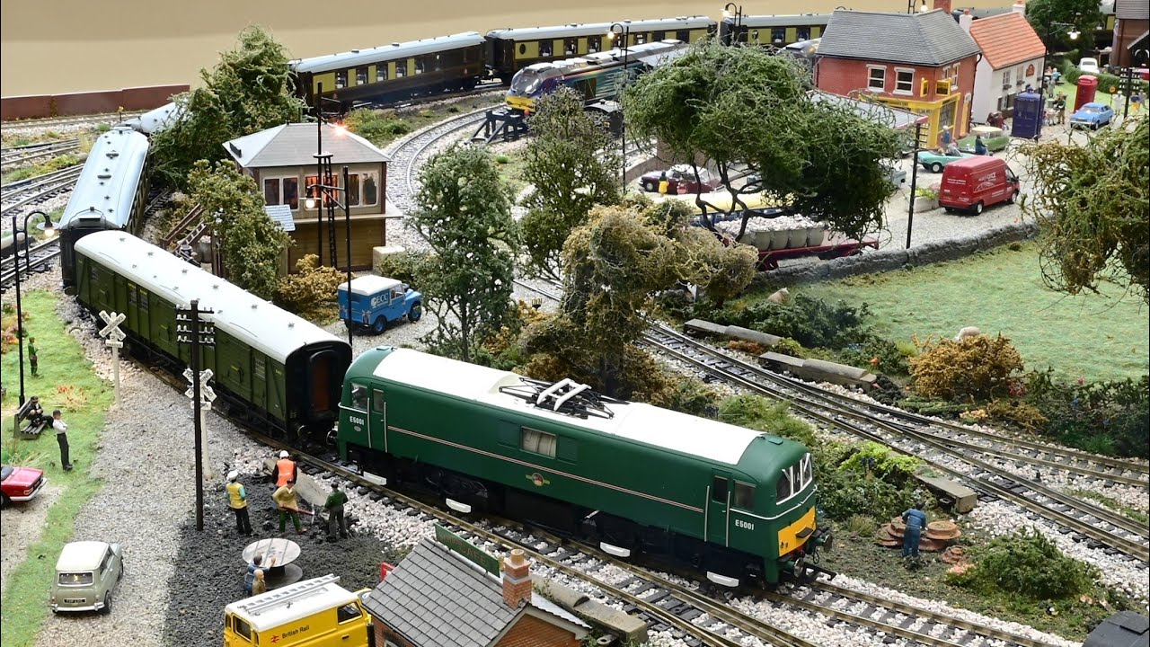 Class 71, E5001 (No Narration) Pulls Pullman Cars on the railway : 4K ...