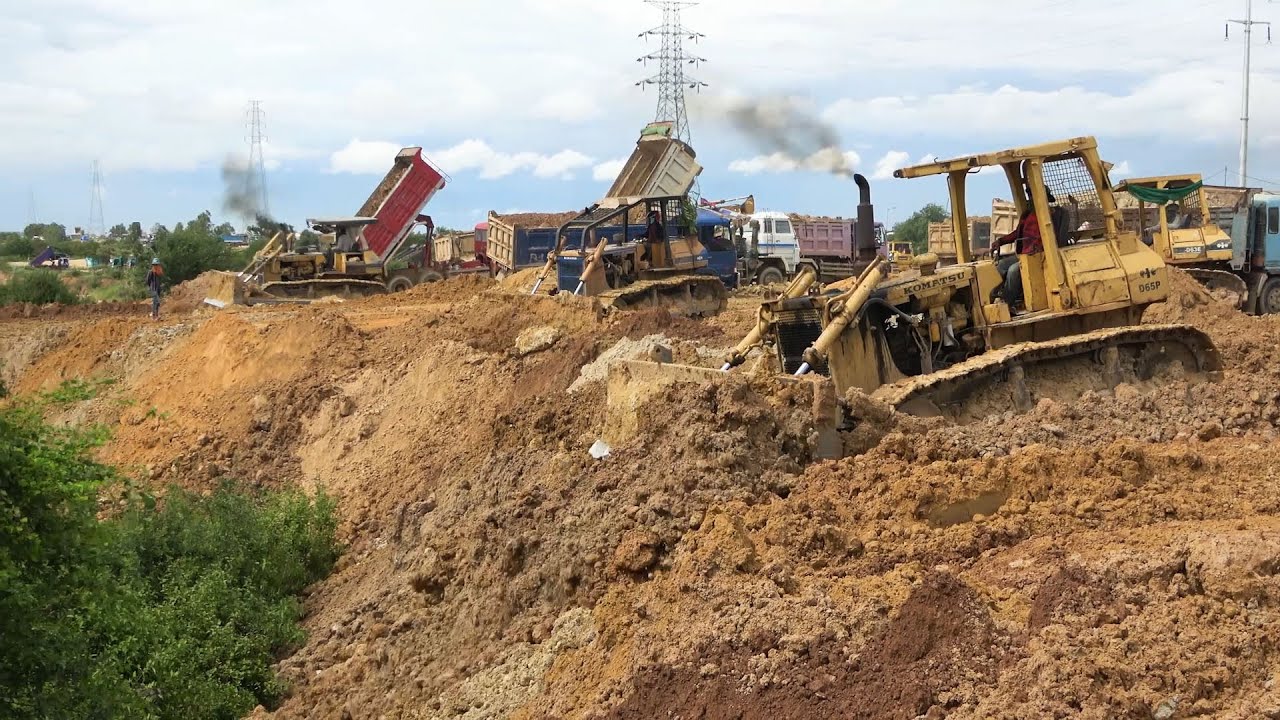 Nice Operation Machines Many Bulldozers Pushing Dirt & Safely Unloading ...