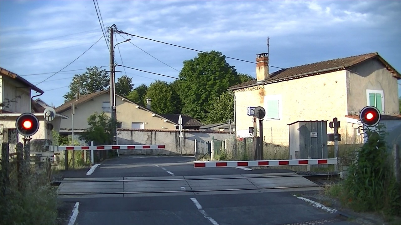 Spoorwegovergang Chancelade (F) // Railroad crossing // Passage à ...