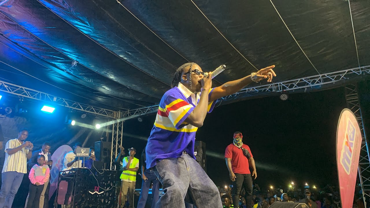 Stonebwoy’s amazing performance at campus go rock UEW edition. - YouTube