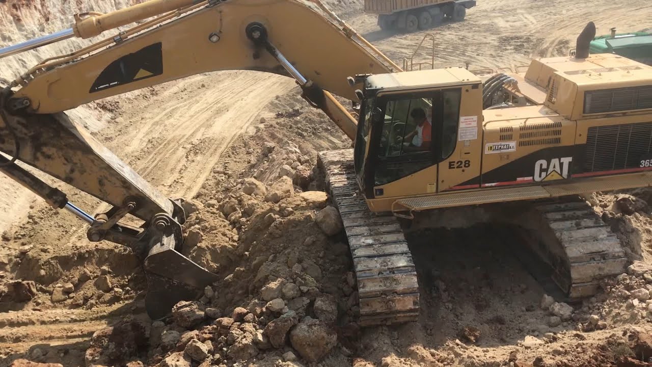 Caterpillar 365B Excavator Loading Trucks - YouTube