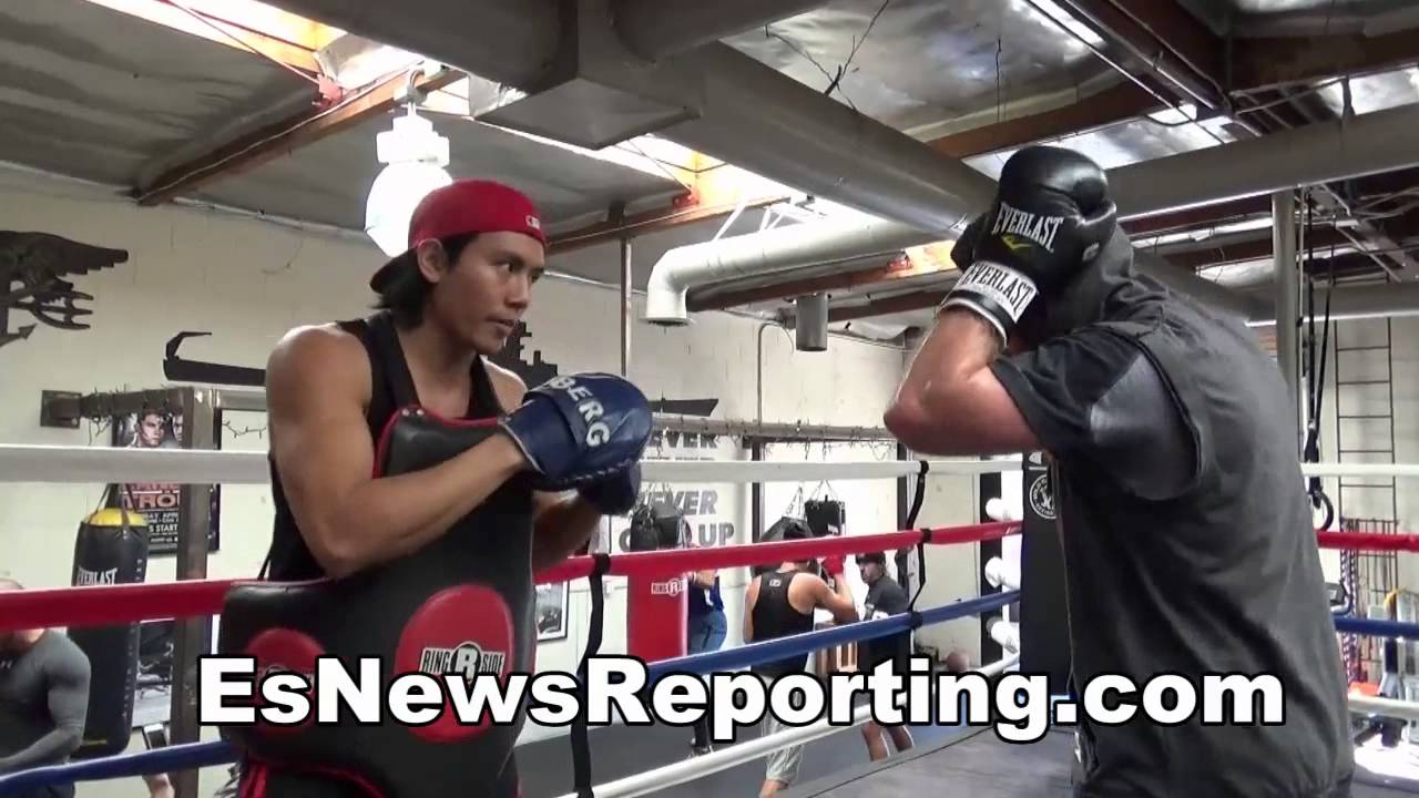 boxing star mike lee working the mitts speed and power - EsNews - YouTube