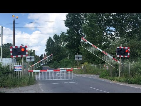 West Tilbury level crossing, Essex - YouTube