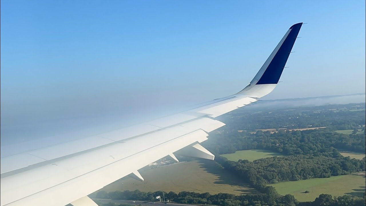 JetBlue A321neo landing @LGW with lots of condensation and wingtip ...