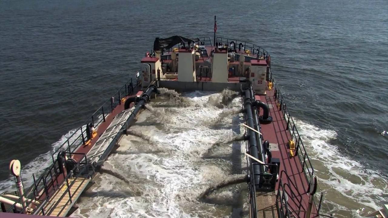 Dredge MURDEN Clears the Federal Channel at Oregon Inlet - YouTube