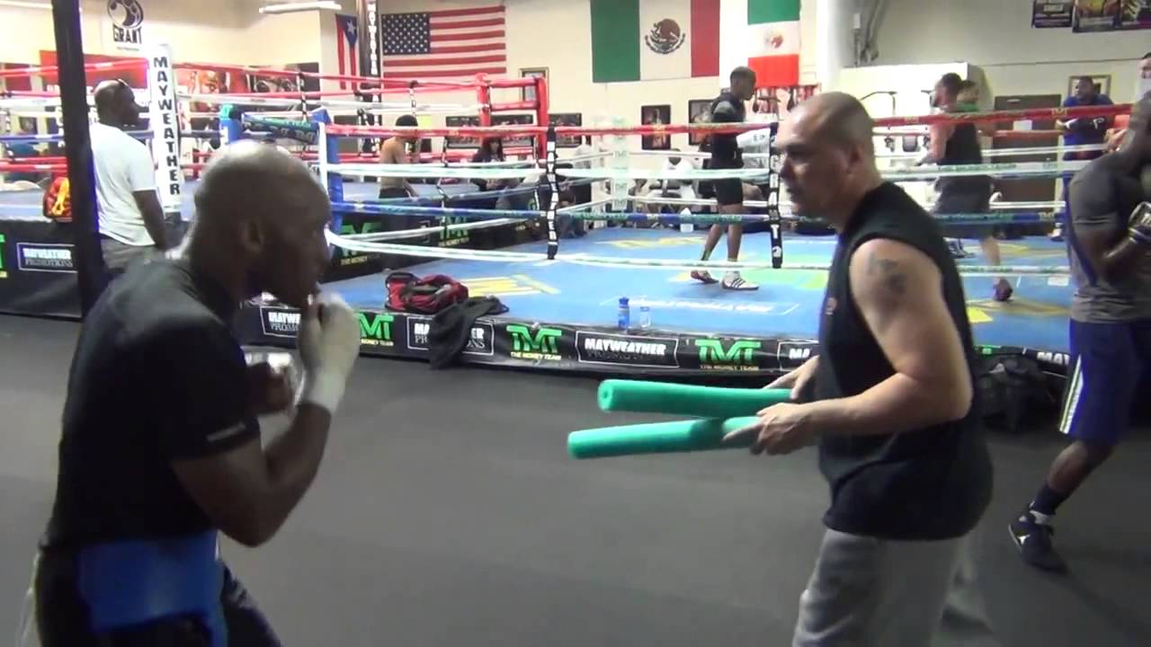 Lanell Bellows training at the Mayweather Boxing Club - YouTube