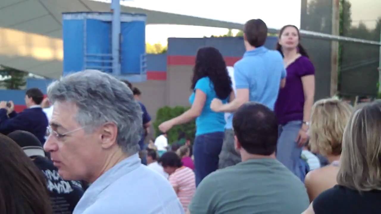 Weirdo Dancing Guy at Concert - YouTube