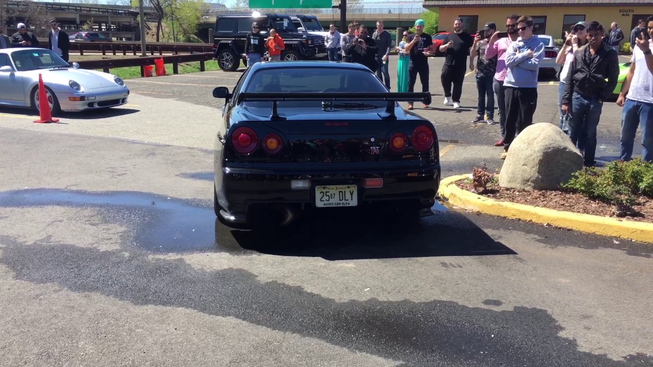 R 34 and R 32 gtr rev battle - YouTube