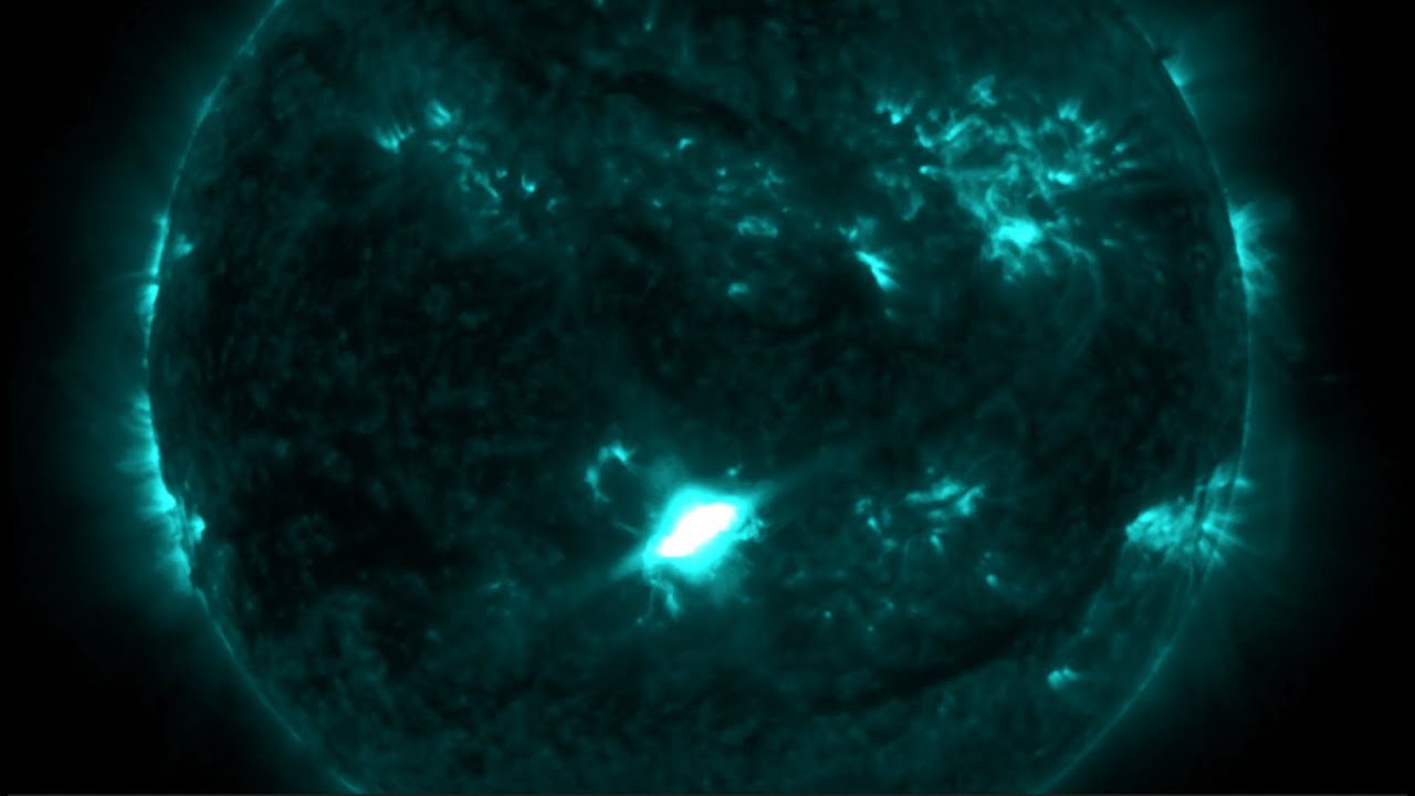 Strong Solar Flare Directly At Earth - YouTube