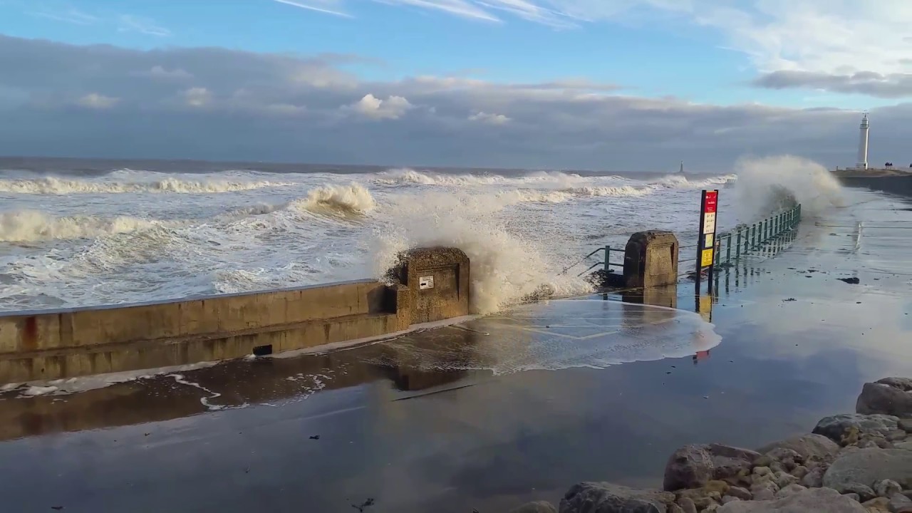 Seaburn beach-seaburn tides -really windy (no commentary) - YouTube