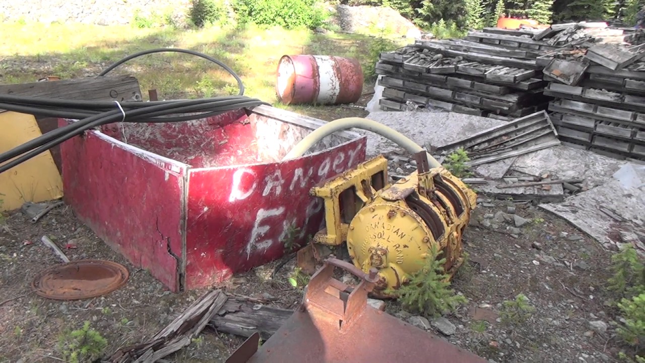 Tillicum mine Part 1. Electric mule, ore cart train and a mucker ...