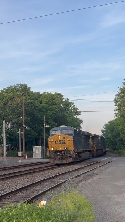 CSX 5424 ES40DC leads CSX M301 through Piscataway,NJ with a SAAHC & a massive hornshow! - YouTube