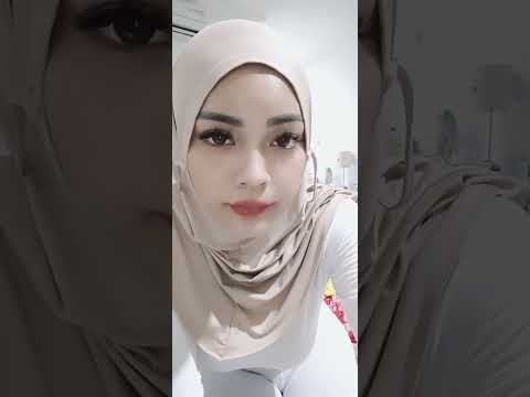 hijab serbah putih nonjol banget