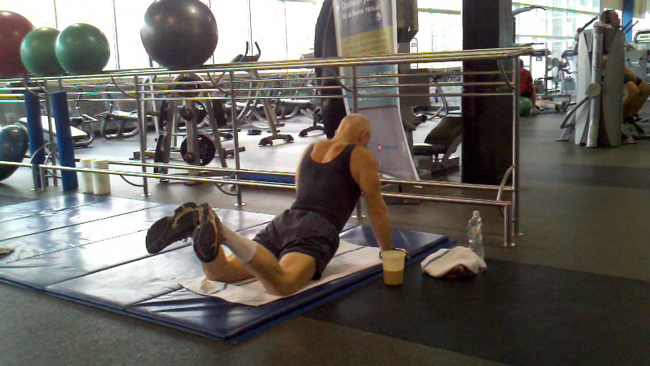 funny guy at gym push ups.3gp - YouTube