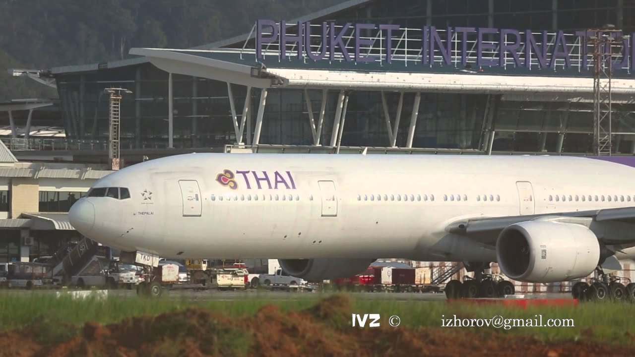 Boeing 777 taxiing - YouTube