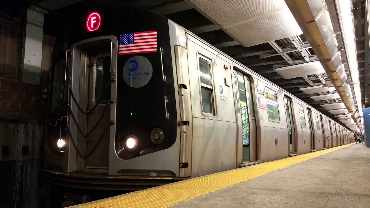 F train at Lexington Avenue - 63rd Street - YouTube