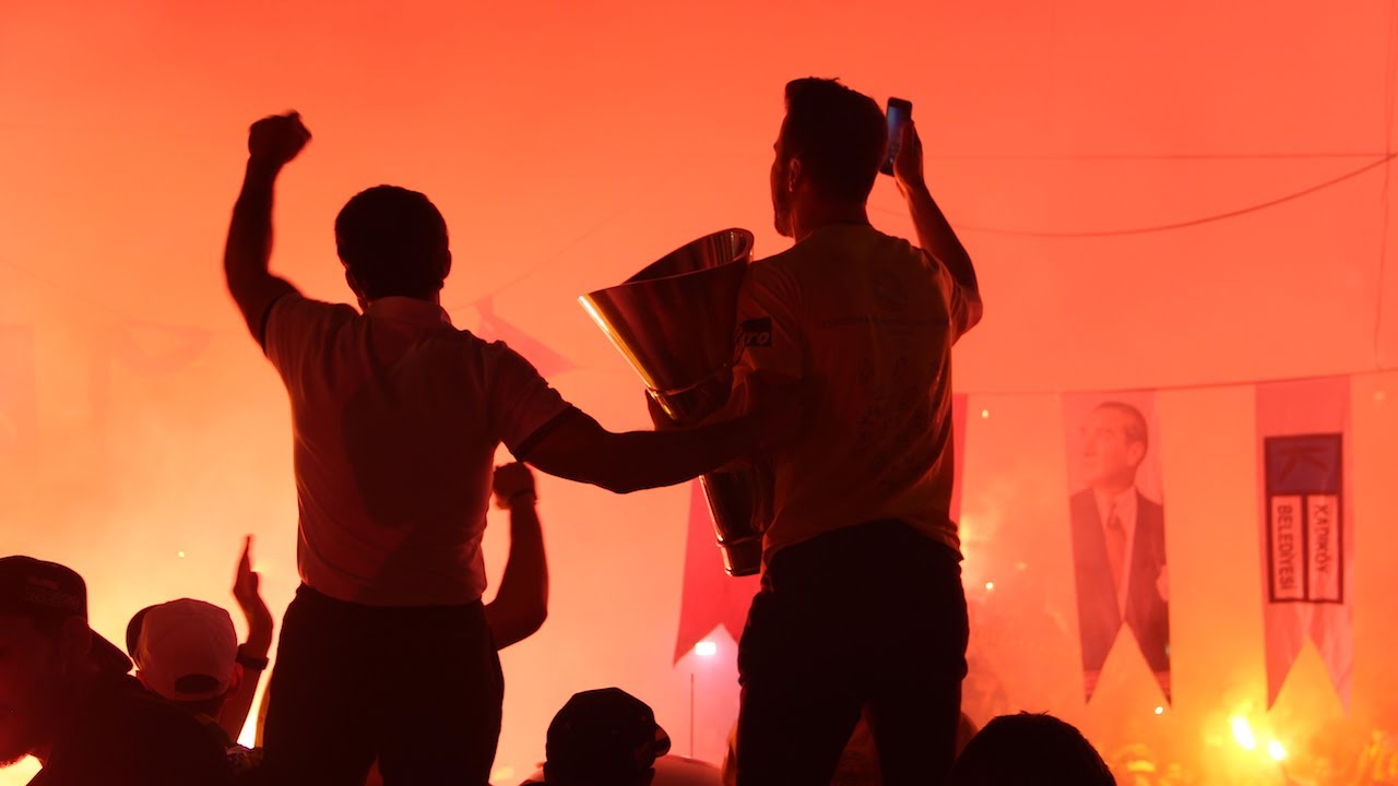 Fenerbahçe fans celebrate Euroleague championship in Istanbul... - YouTube