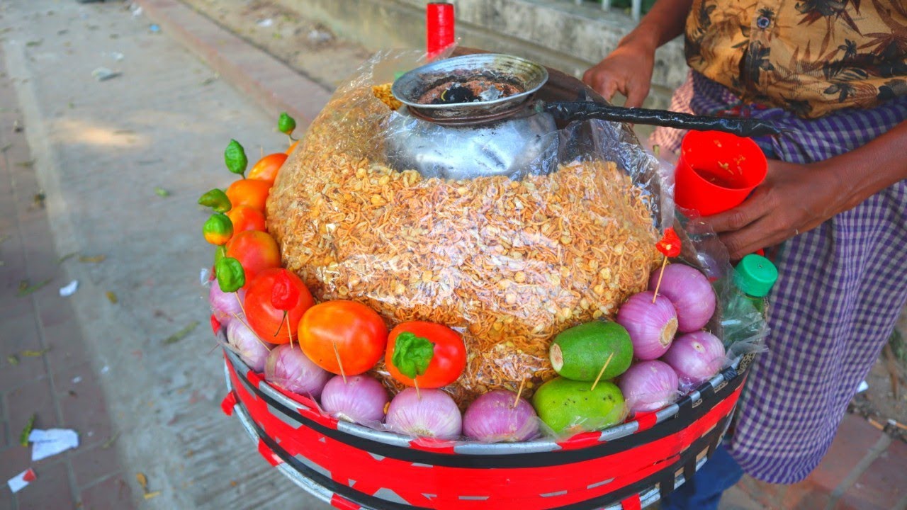 Extremely Ghoti Gorom Chachur Tasty Chana Chaat | Crazy Chanachur Maker ...