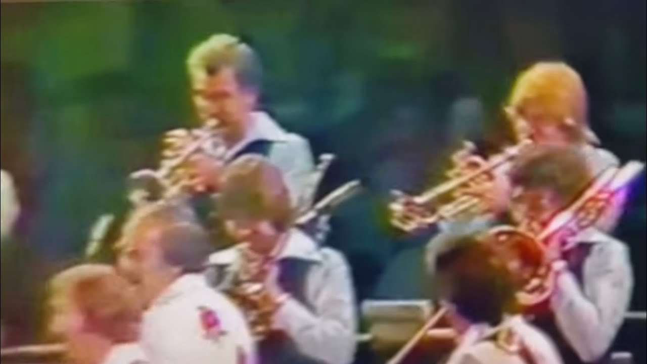 Elvis Presley introduces the Joe Guercio Orchestra in Las Vegas - YouTube