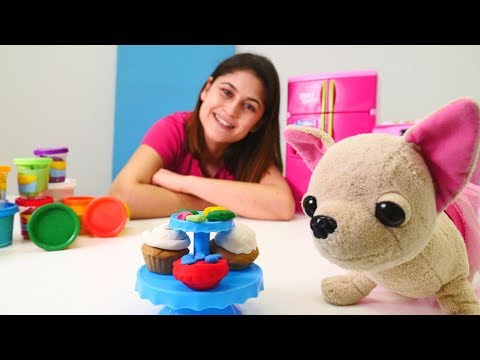 Ayşe Loli'ye PlayDoh oyun hamurundan kek yapıyor