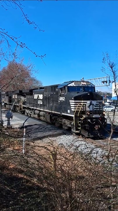 TOP Speed entering crossing & Very LOUD Horn Blast x2x Norfolk Southern #4862 - #28r@rider22 ...