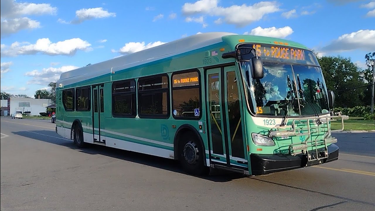 Westbound DDOT bus 1923 XD40 NFI 2019 on Route 15 Chicago-Davison to ...