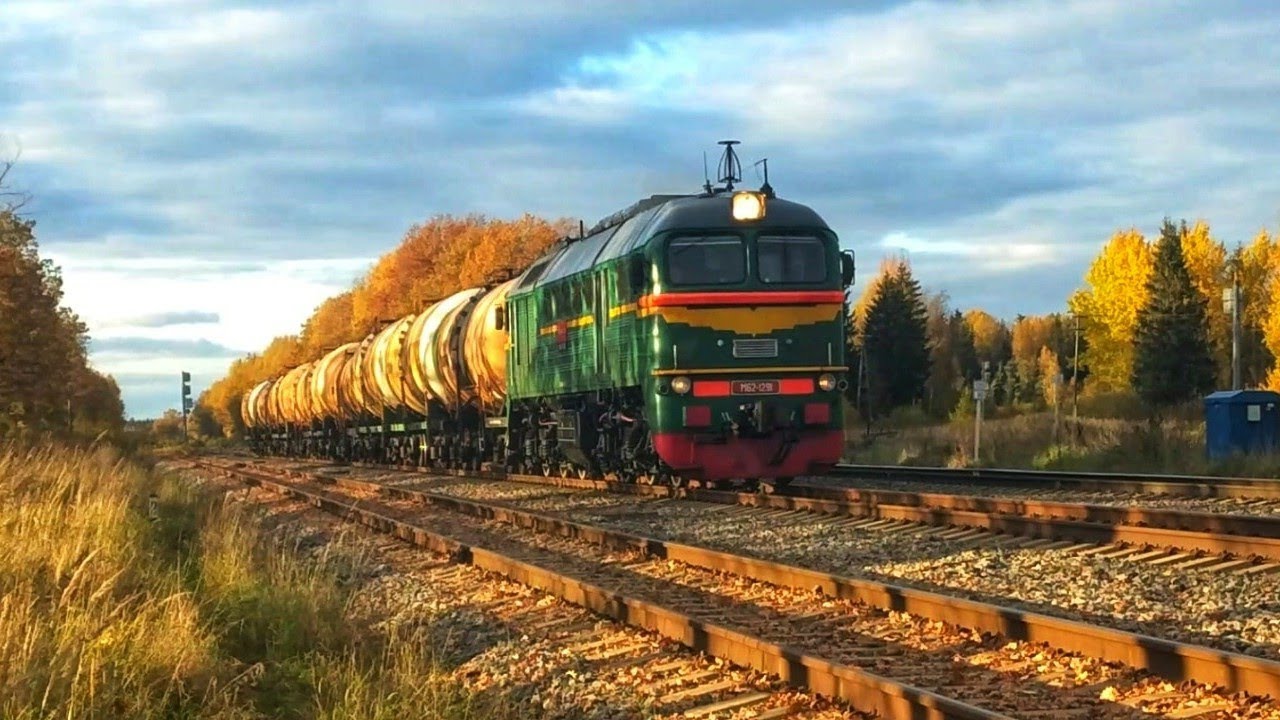 M62-1291 with short freight train near from station Krustpils - YouTube
