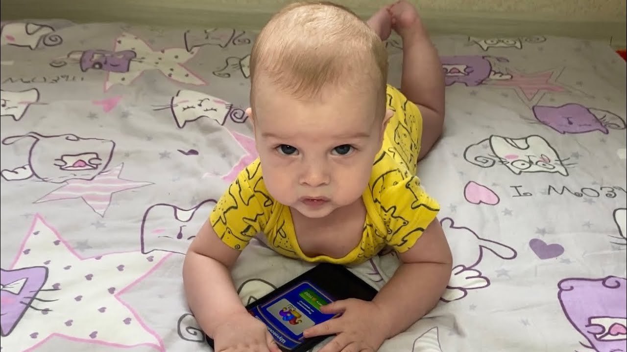 Watch This Newborn Baby's Shocking Reaction When His Dad Pulls Out His ...