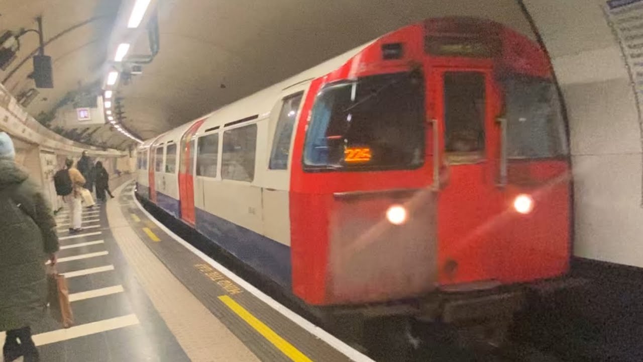 London Underground Queens Park bound Bakerloo Line 1972 Stock Train ...