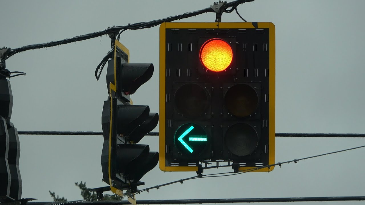 McCain and Econolite button-back traffic signals - Columbus Ohio - YouTube