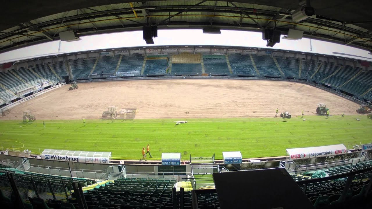 Kunstgras in het ADO-stadion - YouTube