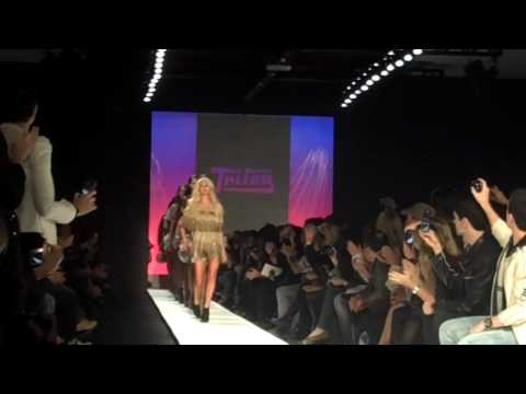 Desfila Paris Hilton en Sao Paulo