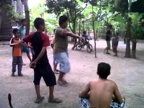 Permainan Tradisional Maggasing / Gasing di Belawa Wajo by IKMB - YouTube