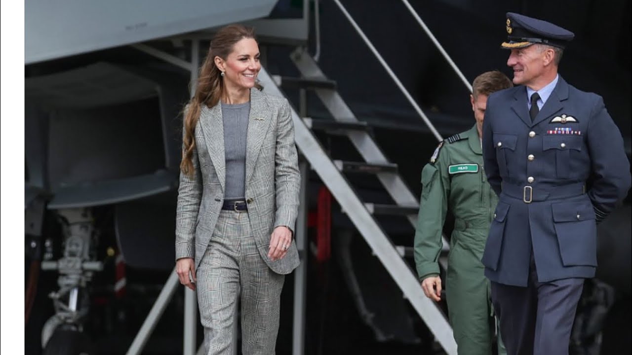 PRINCESS KATE VISITS RAF CONINGSBY IN LINCOLNSHIRE - YouTube