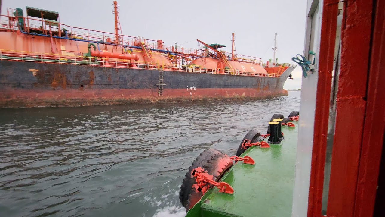 Makassar Pilot / Motor Pandu Makassar, Pelayanan kapal tanker MT. Gas ...