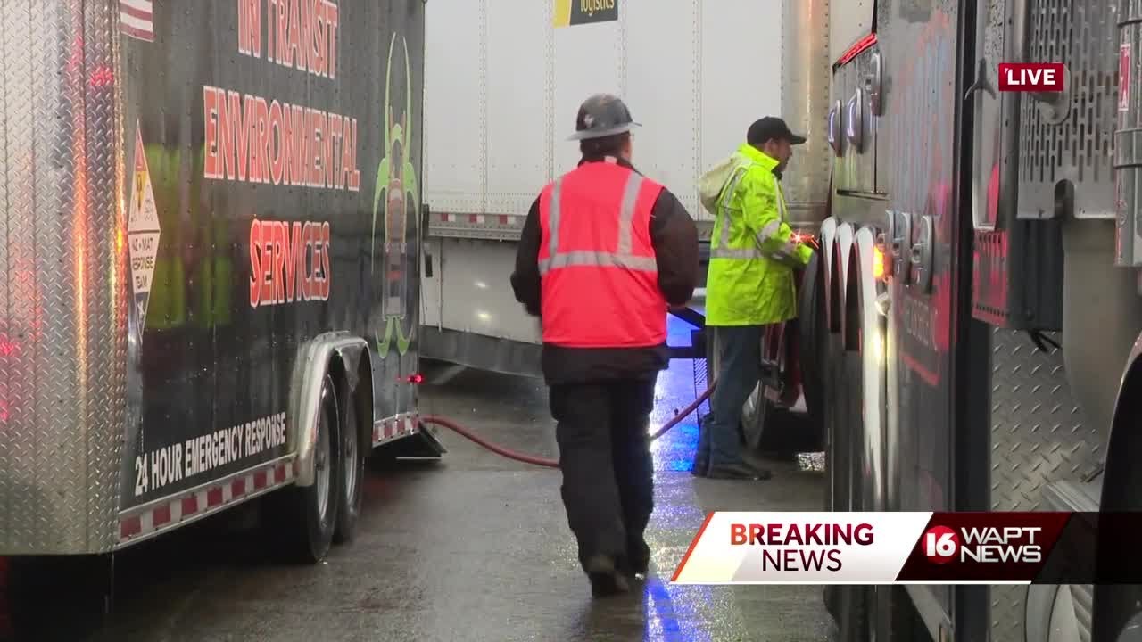 18 wheeler blocks lanes on I-20 - YouTube