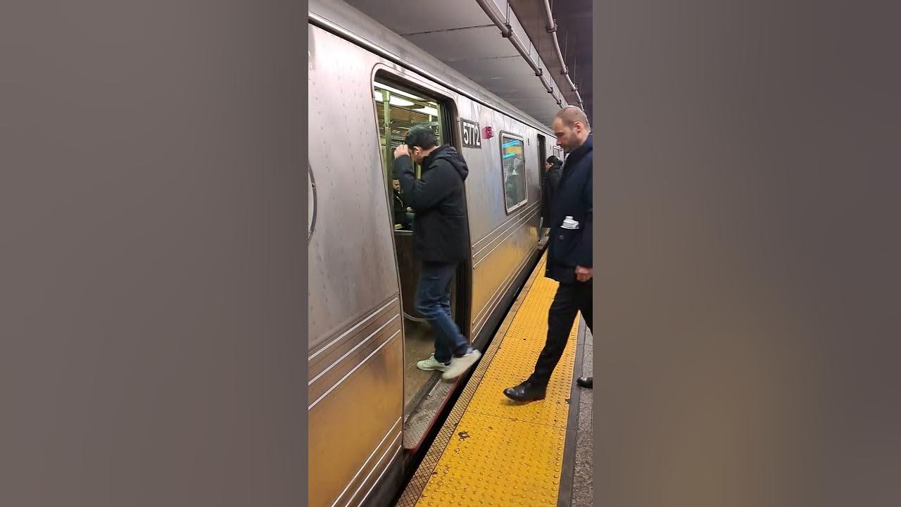 Brooklyn Bound R46 Q train entering and leaving 86th Street - YouTube