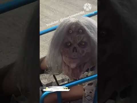 Pegadinha da velha que cai de quatro olhos la abuela #humor #viral #tendencia