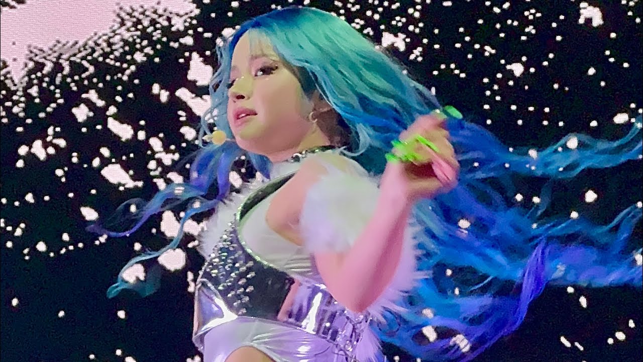 XG - WOKE UP(HARVEY fancam) - 4K - The First Howl - CHICAGO - 2024.10. ...