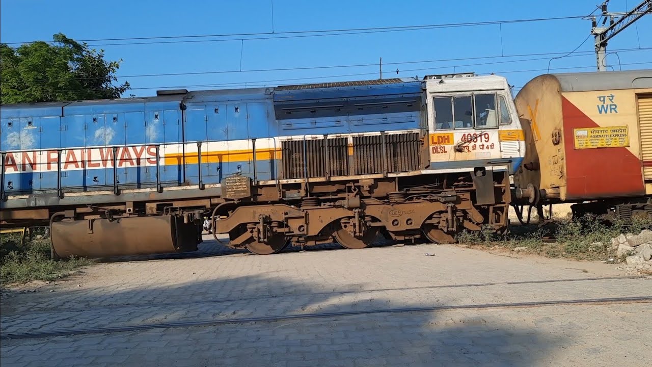 09221 Ahmedabad- Jammu Tawi Express departing from Pathankot Cantt with ...
