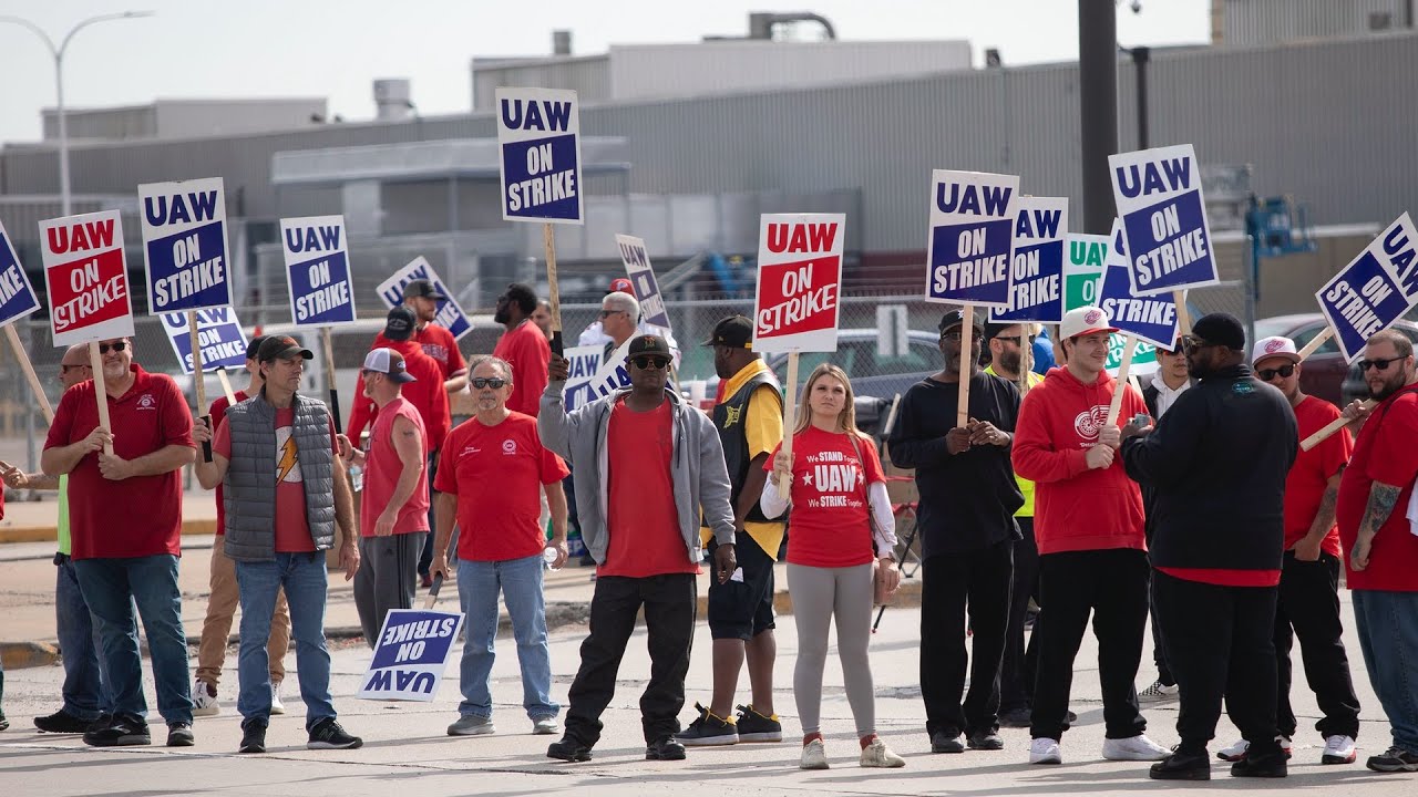 LIVE: UAW Strike Expands in Detroit - YouTube