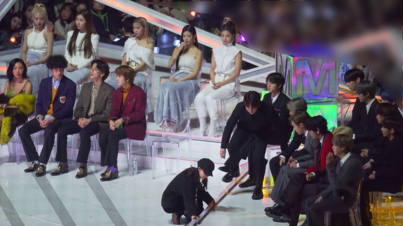 BTS Jungkook Helping a staff at an Award show - YouTube