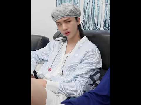 their eye contact 👀 #hyunho #leeknow #hyunjin #straykids