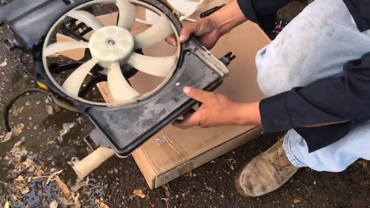 2008 Toyota Yaris radiator fan - YouTube